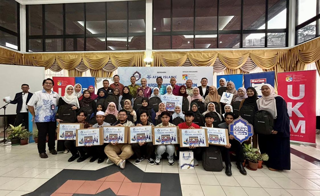 35 Pelajar UKM Terima Komputer Riba - Berita UKM