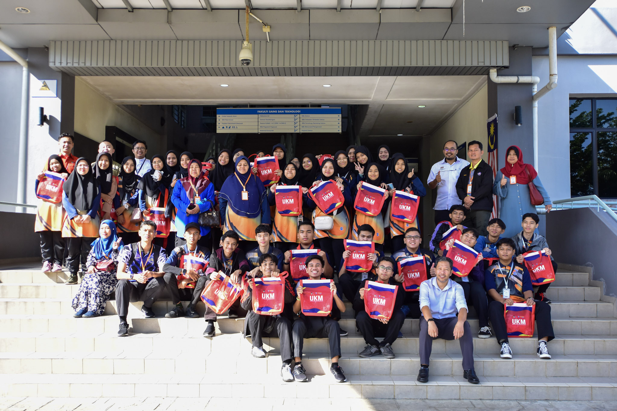 LAWATAN PROGRAM KEMBARA ILMU SMK KAMPONG PASIR PUTEH SPM 2022 KE UKM ...