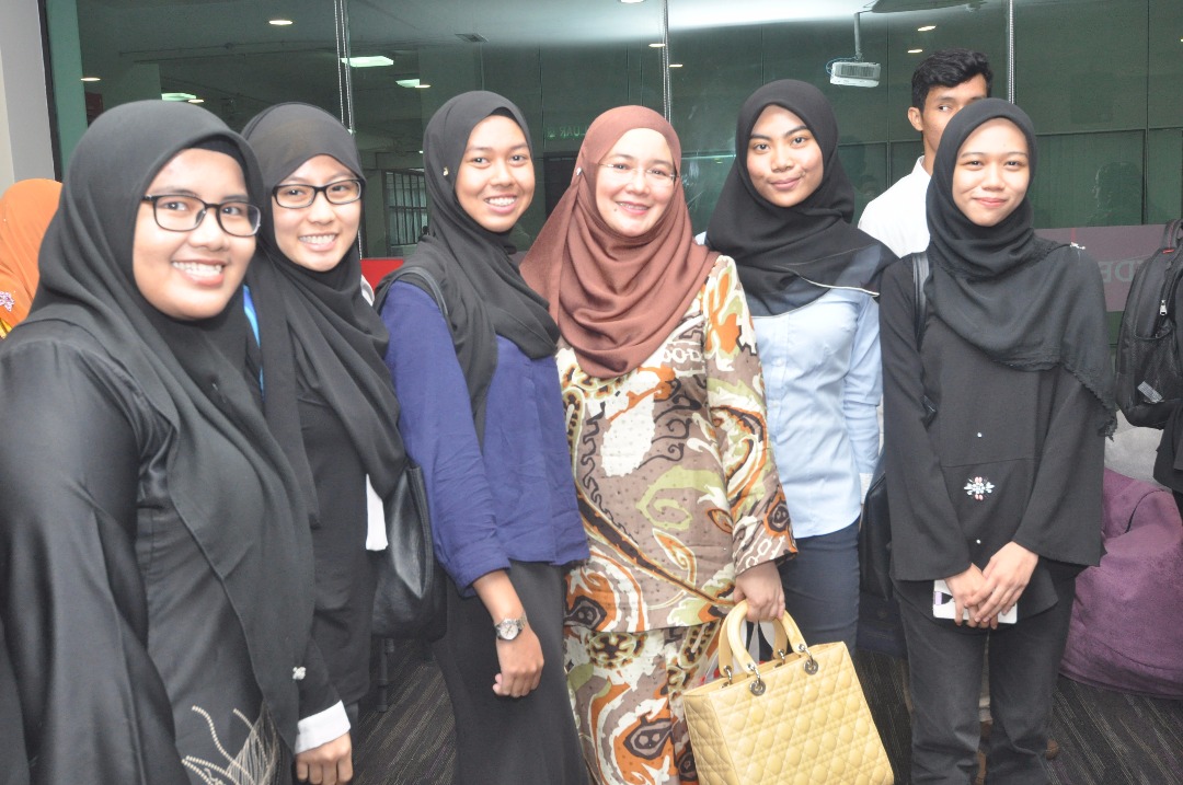 Bicara Alumni Dato’ Haji Hanif Hassan dan Puan Masnizam Hisham | Pusat ...