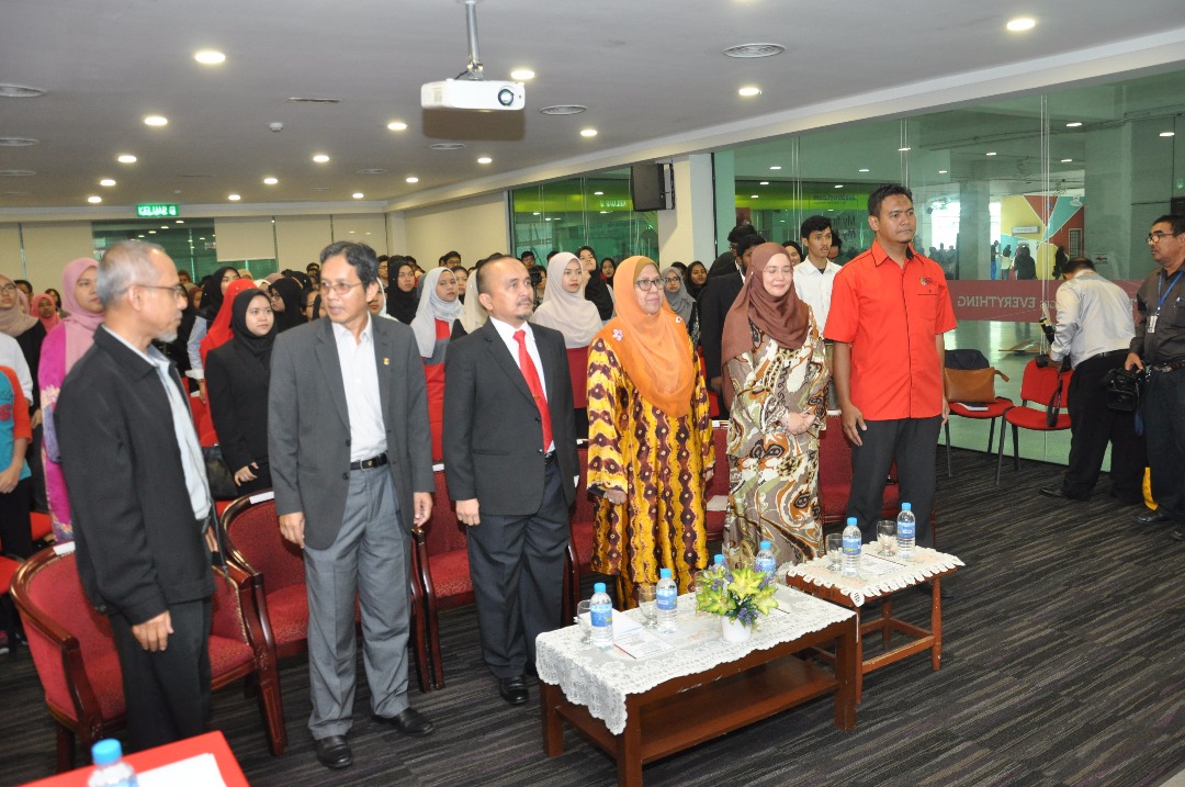 Bicara Alumni Dato’ Haji Hanif Hassan dan Puan Masnizam Hisham | Pusat ...