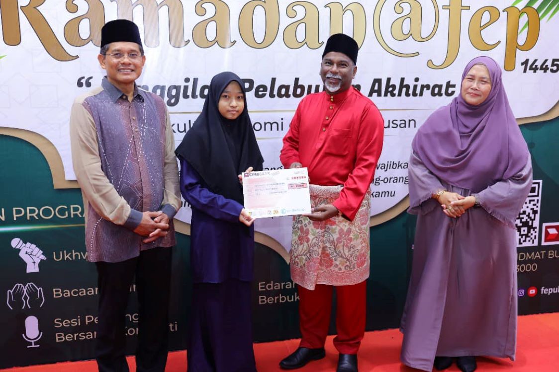 Pelajar Tahun Satu FEP Terima Sumbangan Dermasiswa - Berita UKM