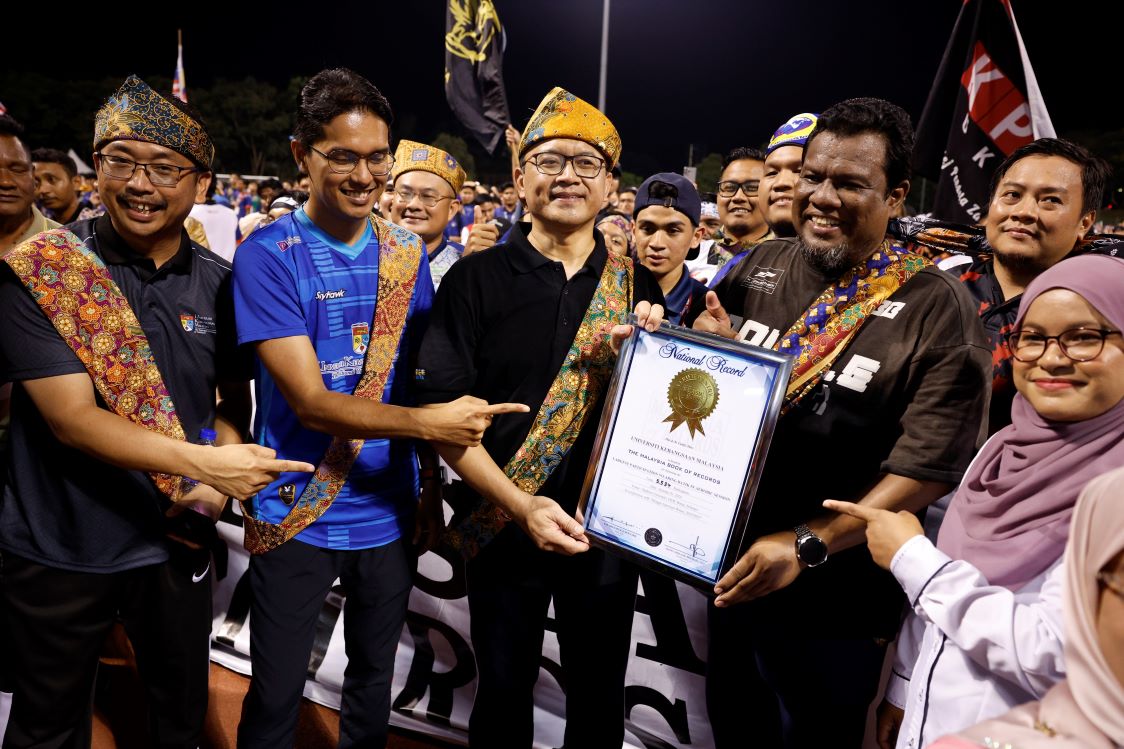 Program Megafit Batik@UKM Terima Pengiktirafan Malaysia Book of Records ...