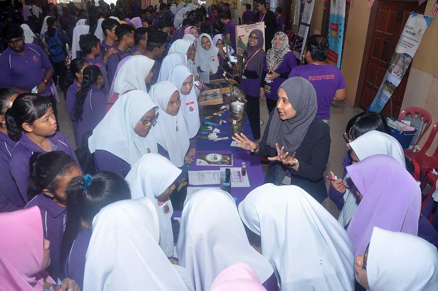Semarak FST @ Masyarakat – SMK Dengkil | Faculty of Science and Technology