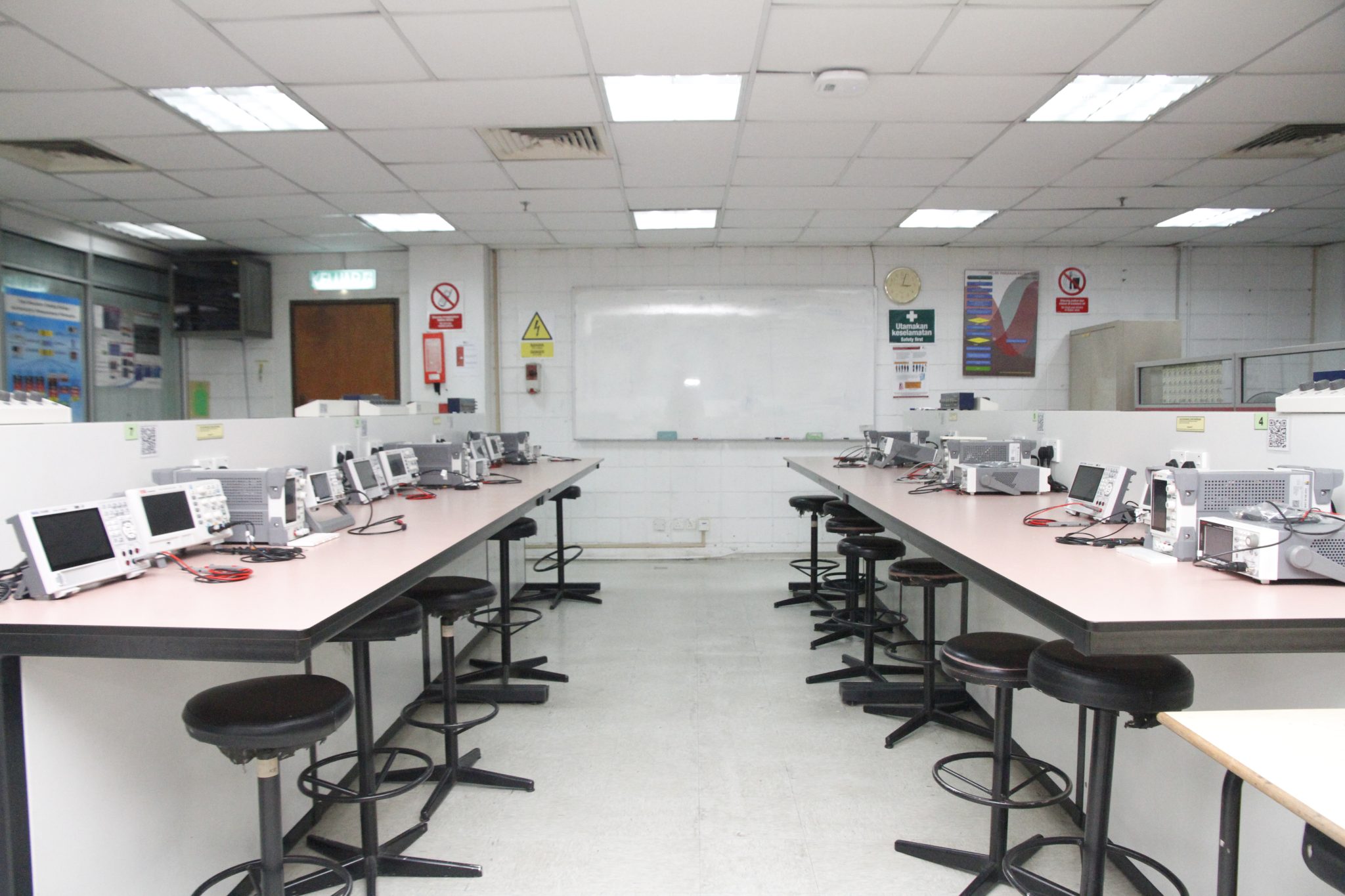 Year 1 Laboratory | Department of Electrical, Electronic and Systems ...