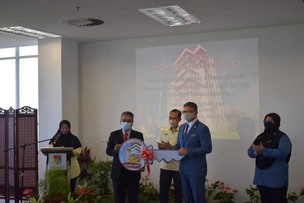 MAJLIS PENYERAHAN PROJEK BANGUNAN MAKMAL PENYELIDIKAN BAHASA, STEM DAN ...