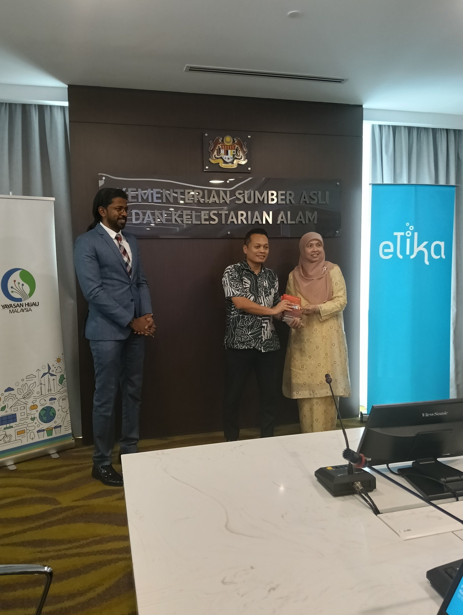 Sumbangan Buku Penulisan oleh YB Tuan Nik Nazmi bin Nik Ahmad oleh ...