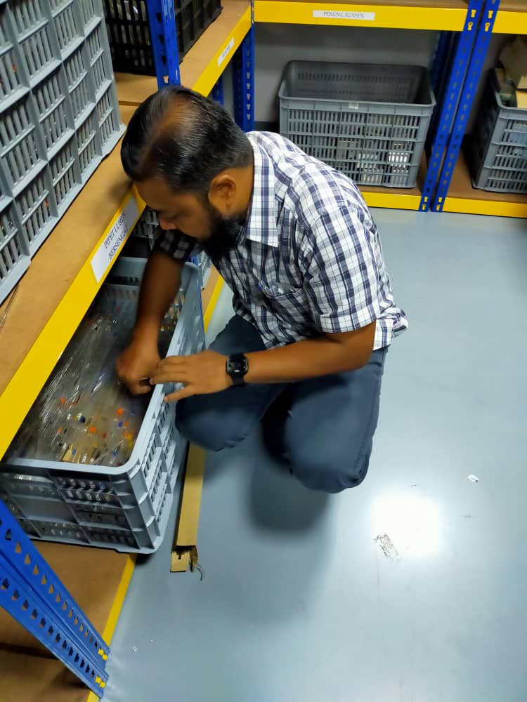 Aktiviti gotong royong stor alat radas dan kaca tingkat 7 | Unit Makmal ...