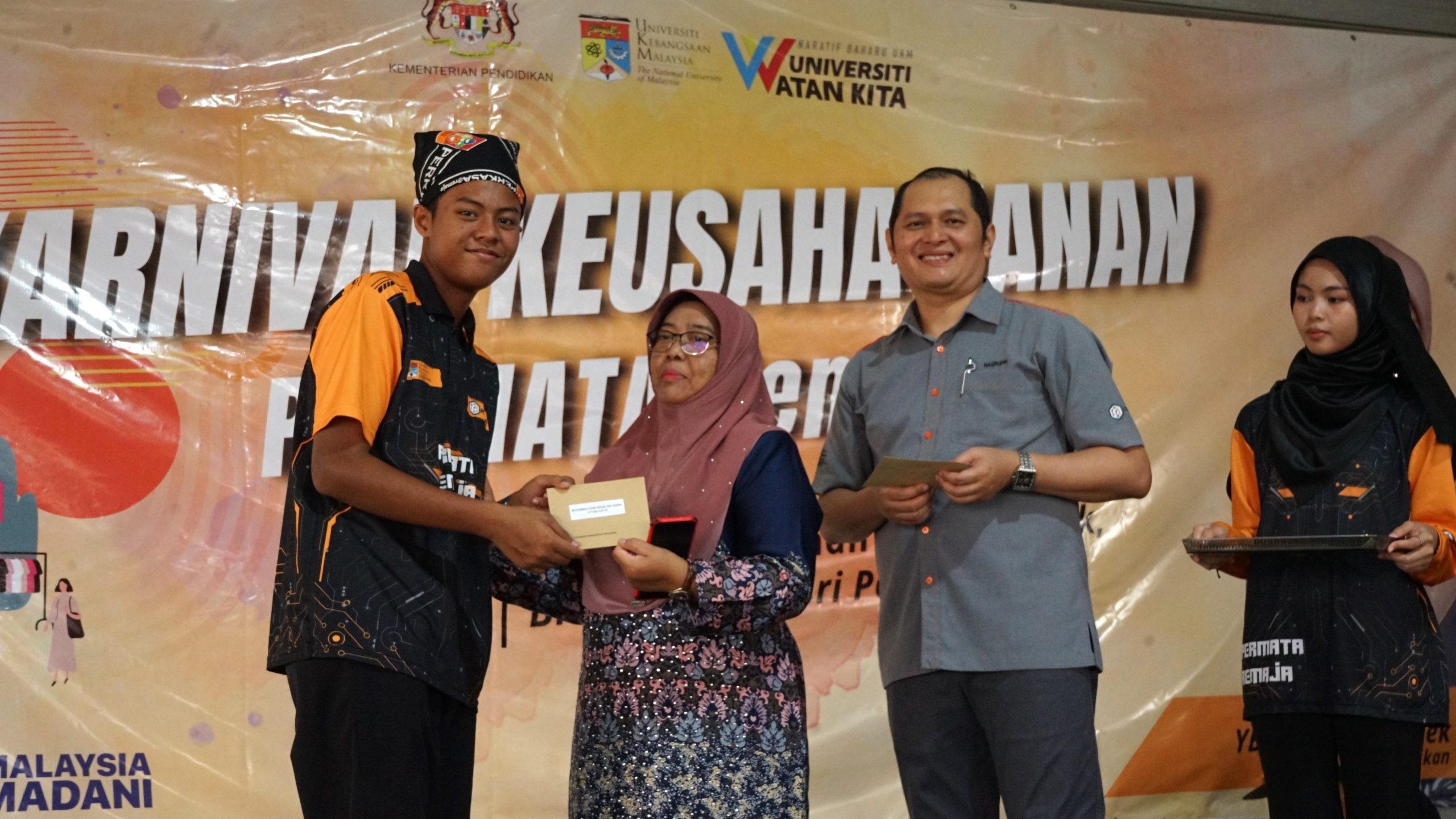 MAJLIS PENYERAHAN SUMBANGAN BACK TO SCHOOL OLEH YAYASAN YARA – Pusat ...