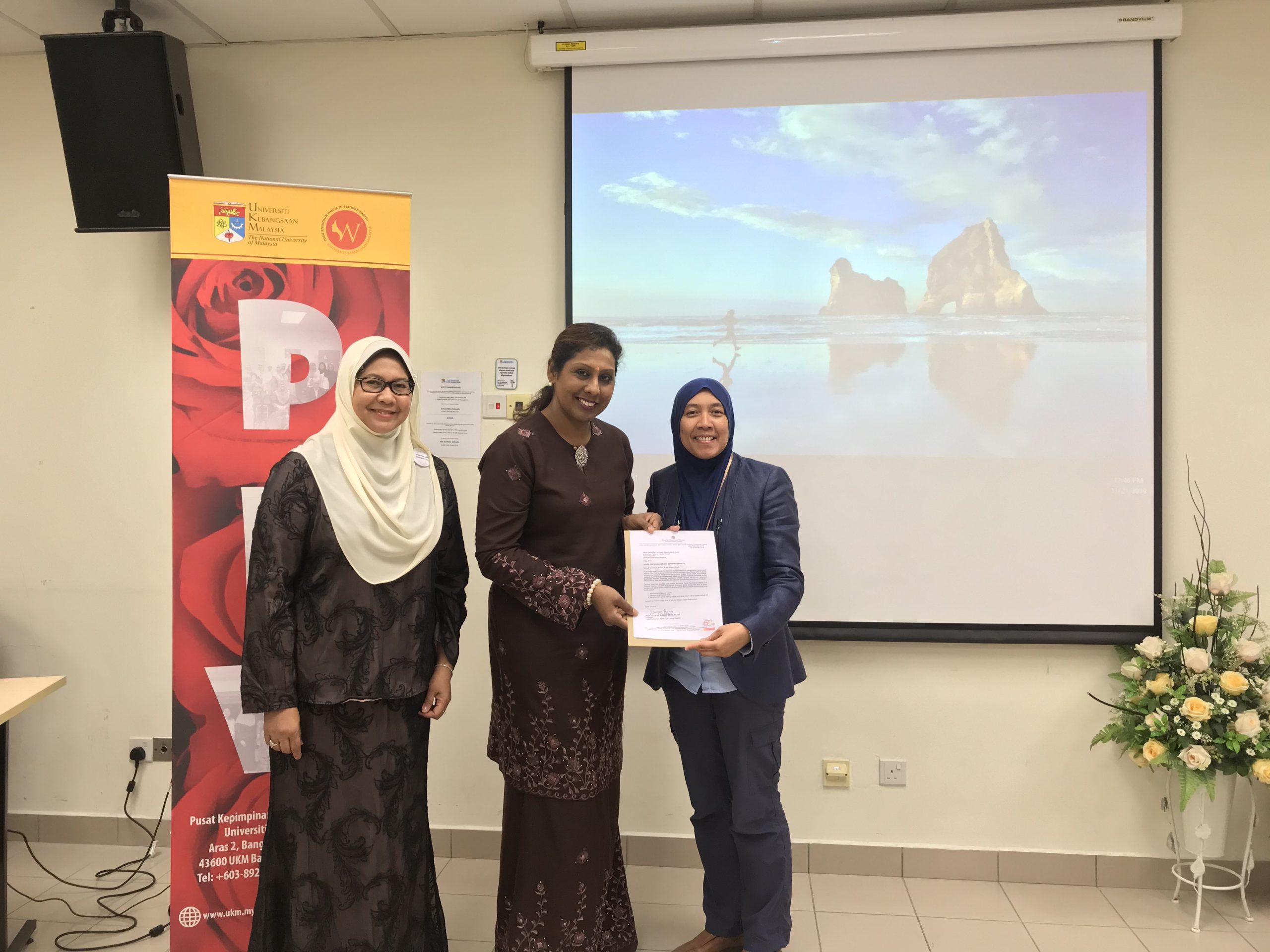 Majlis Penyerahan Geran Kursi Kepimpinan Wanita 2019/2020 | Pusat ...