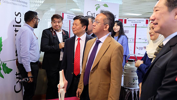 SIGNING CEREMONY MEMORANDUM OF AGREEMENT (MOA) BETWEEN UKM AND ...