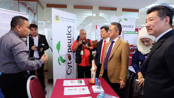 SIGNING CEREMONY MEMORANDUM OF AGREEMENT (MOA) BETWEEN UKM AND ...