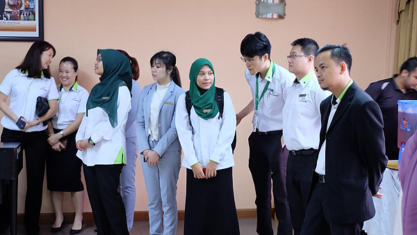 SIGNING CEREMONY MEMORANDUM OF AGREEMENT (MOA) BETWEEN UKM AND ...
