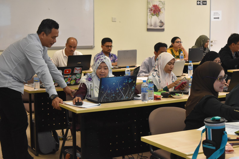 The UKM Graduate Centre Workshop Series 27/2017: Managing Thesis ...