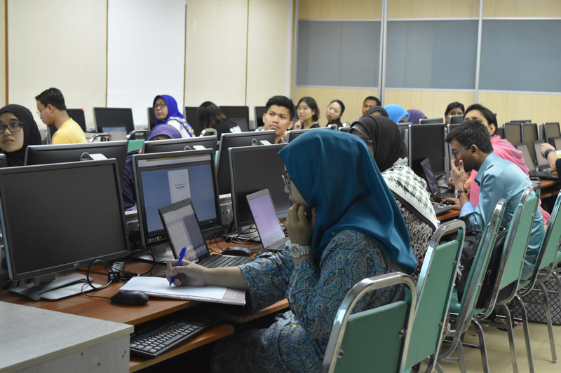 The UKM Graduate Centre Workshop Series 28/2017: Managing Thesis ...
