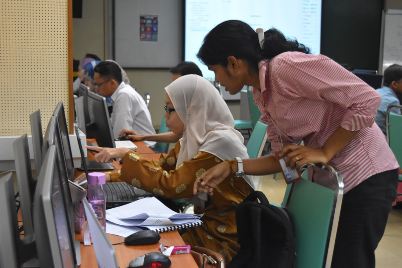 The UKM Graduate Centre Workshop Series 28/2017: Managing Thesis ...