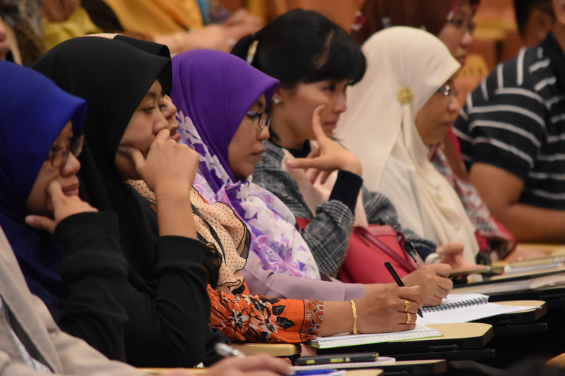 The UKM Graduate Centre Public Lecture Series 16 & 17/2017: To Be or ...