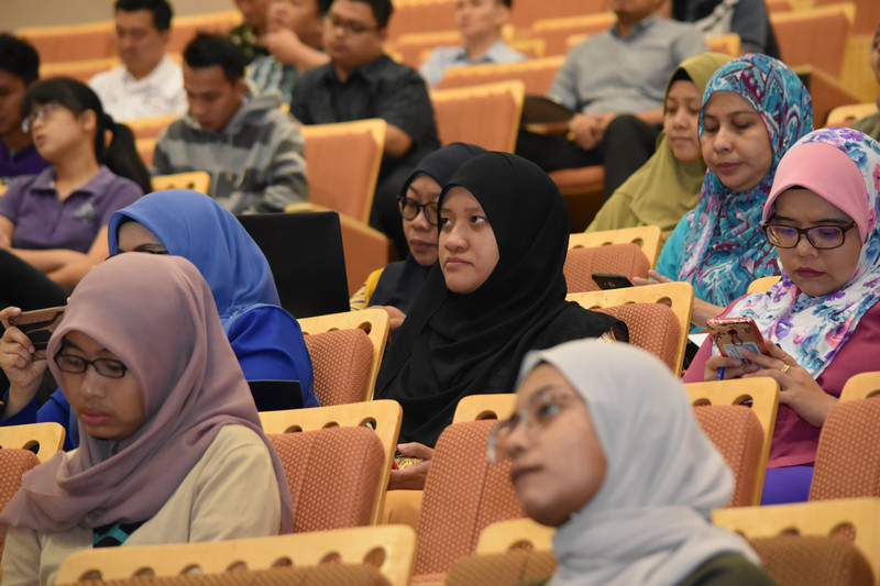 The UKM Graduate Centre Public Lecture Series 1/2018: Graduate on Time ...